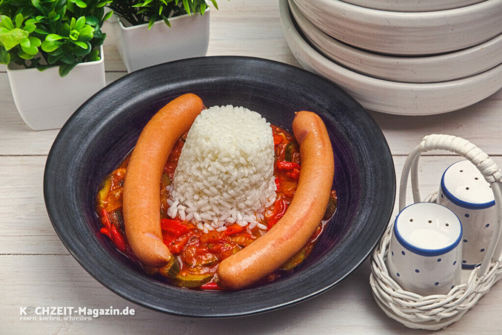 Letscho mit Würstchen und Reis für jeden Tag